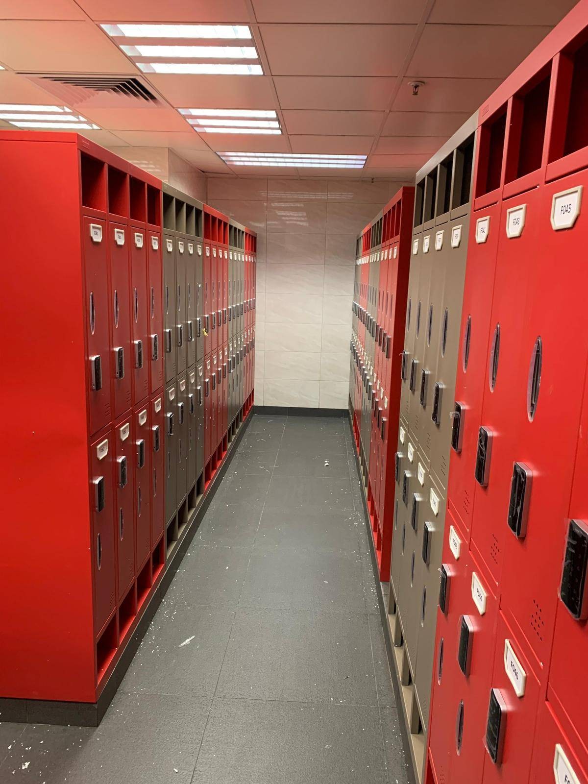 黄金海岸酒店 - 更衣室储物柜项目 | 办公室装修工程成功案例 一站式工作间设计服务 | Webber